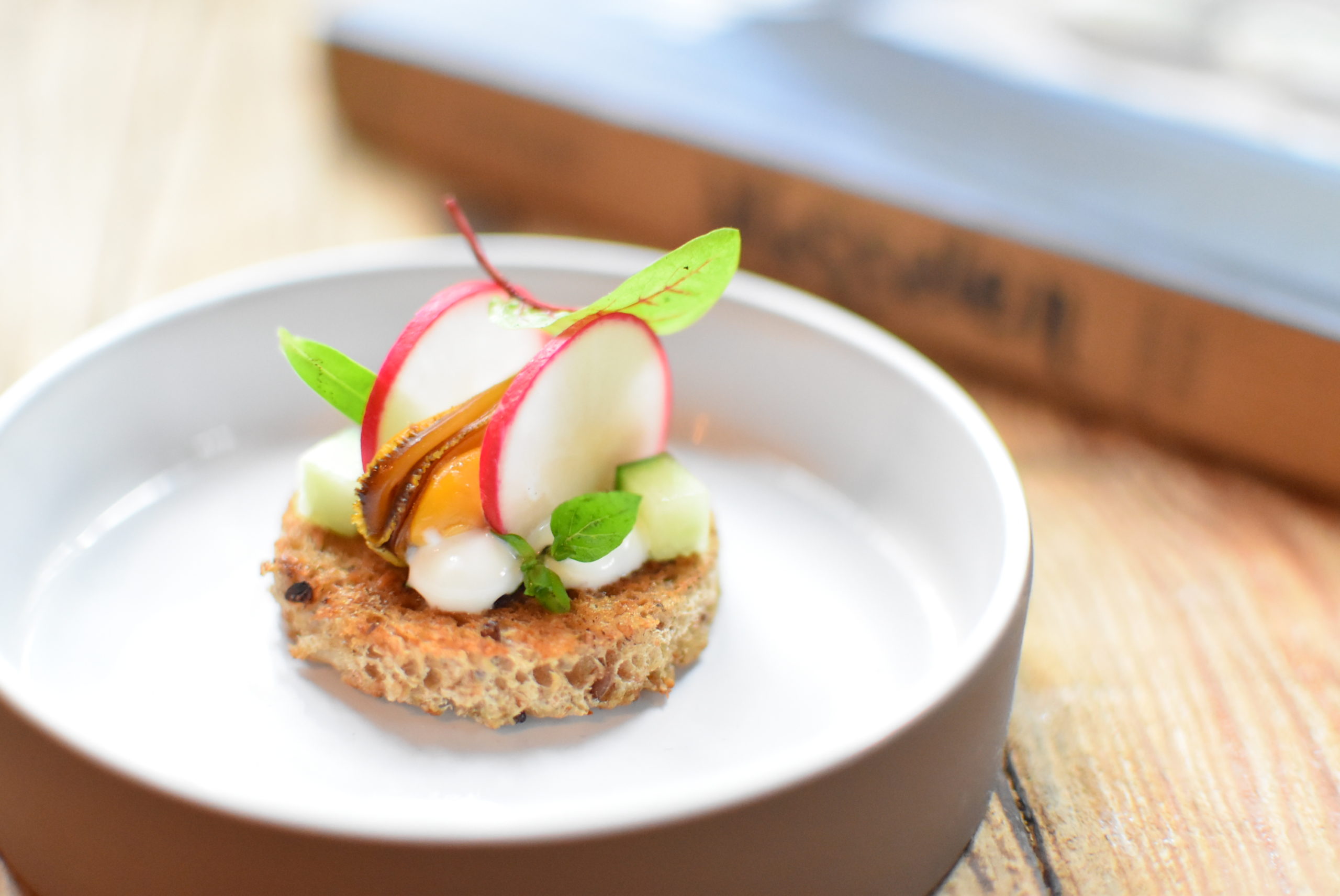 Toast met mosselen, yoghurt en radijs – De Oesterput – Kris Kookt