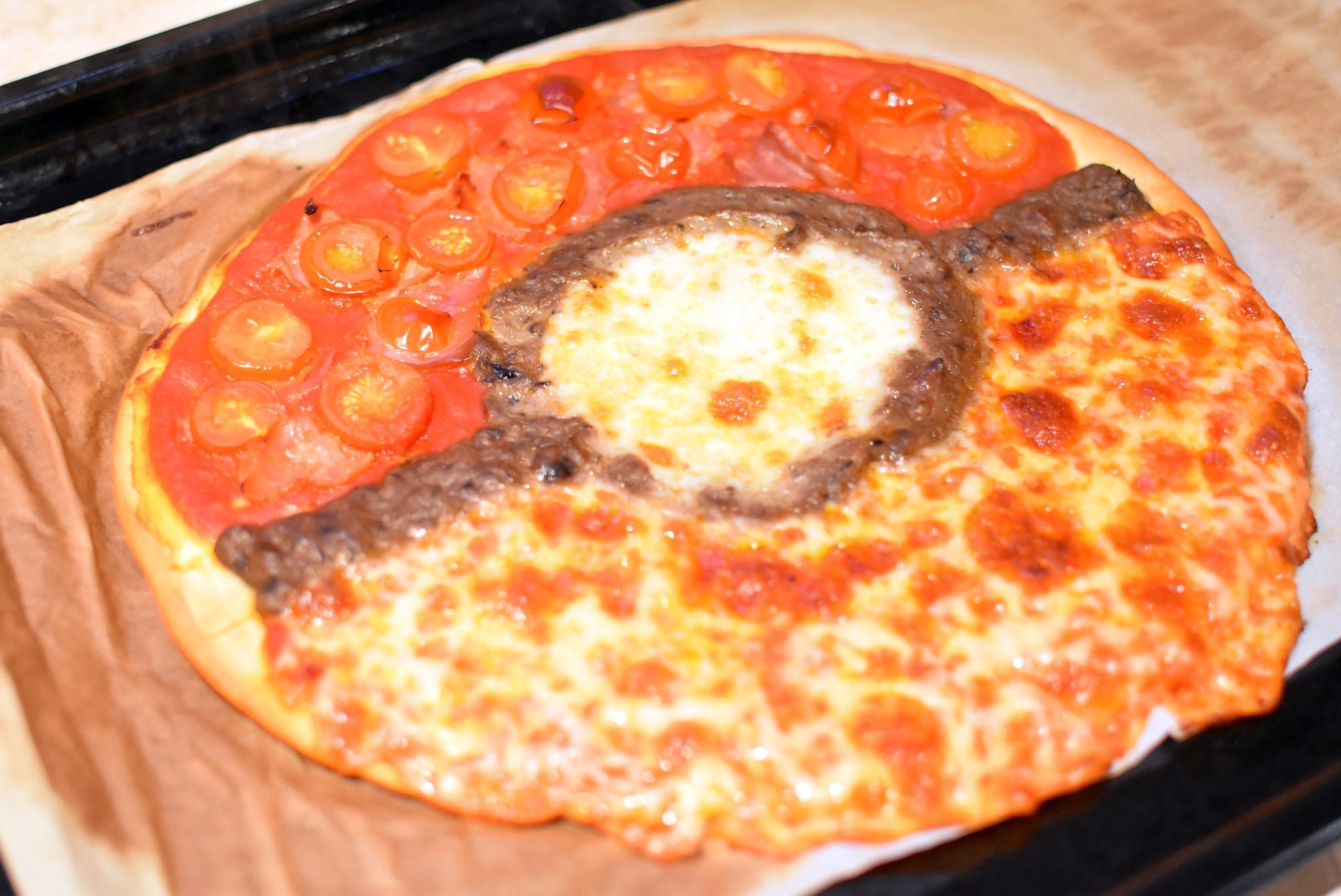 Pokemon bowl pizza met tomaat, mozzarella en ham – Kris Kookt