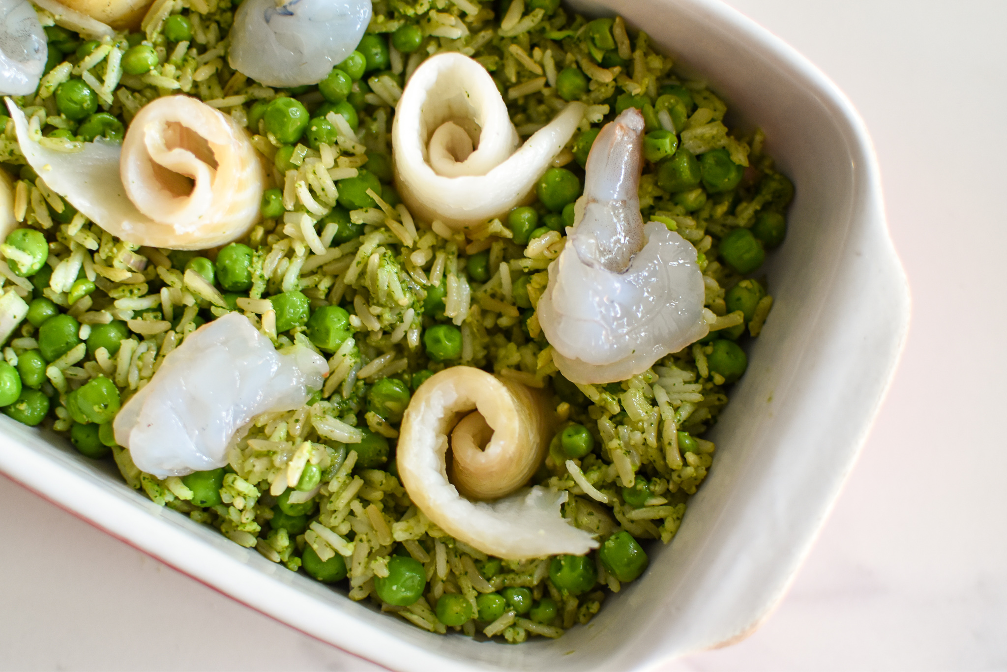 Groene rijst met pesto, doperwten, vis en scampi – Kris Kookt