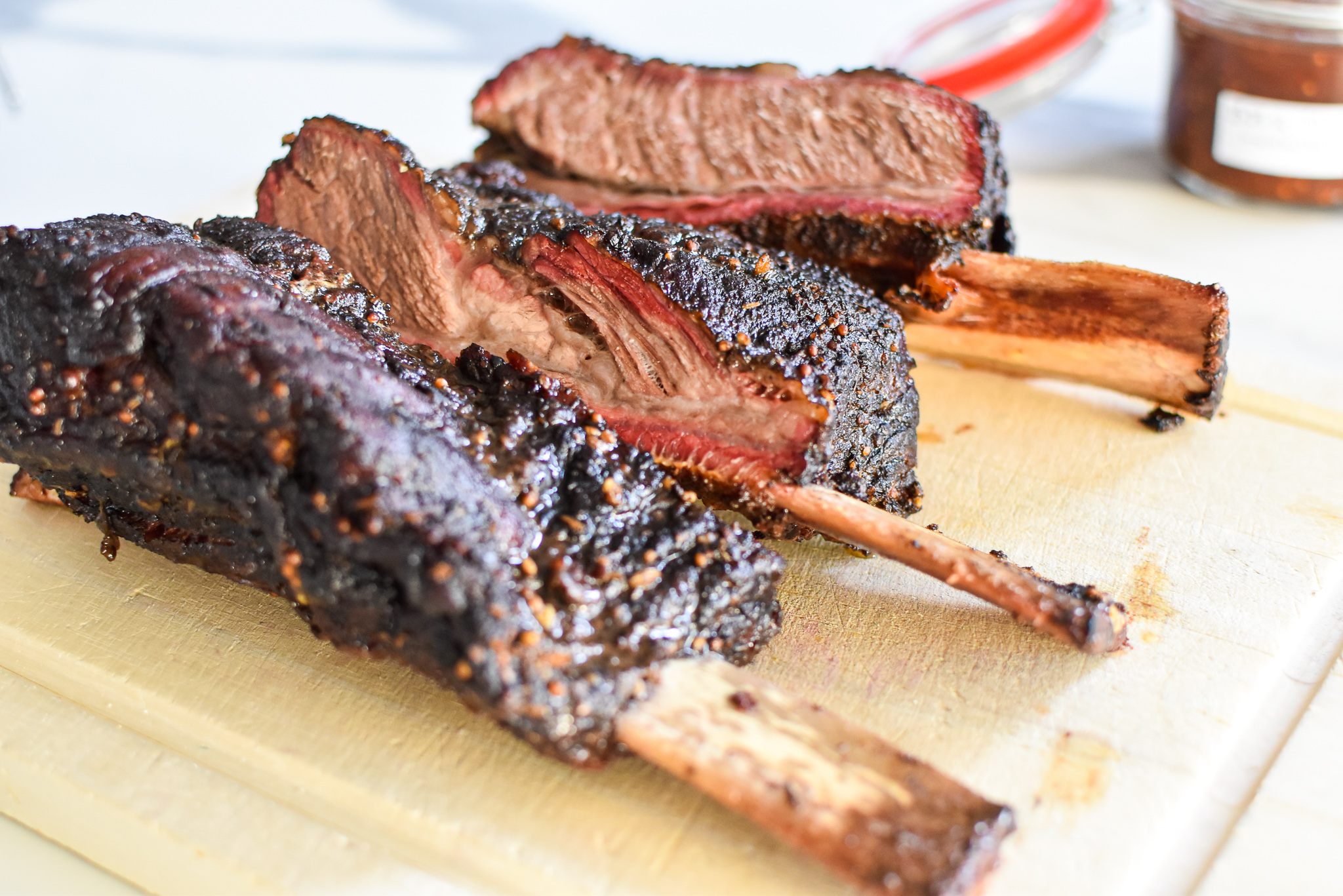 Runderribben of short ribs met koolsla en barbecuesaus – Kris Kookt