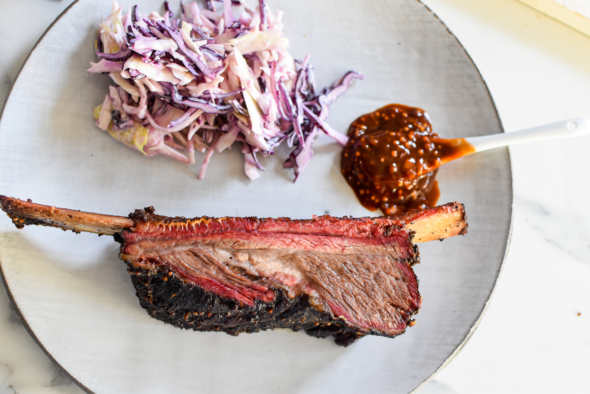 Runderribben of short ribs met koolsla en barbecuesaus – Kris Kookt