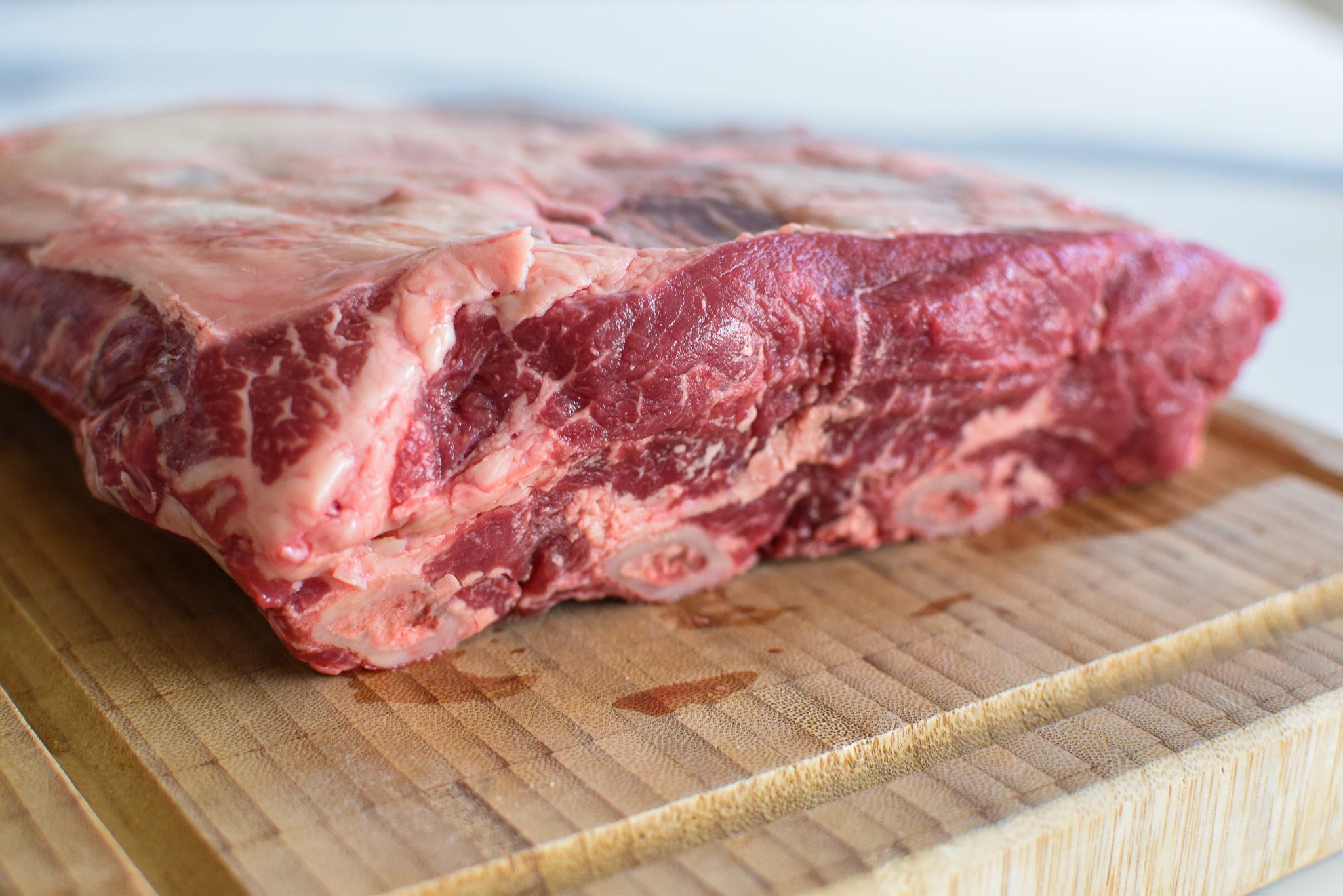 Runderribben of short ribs met koolsla en barbecuesaus – Kris Kookt