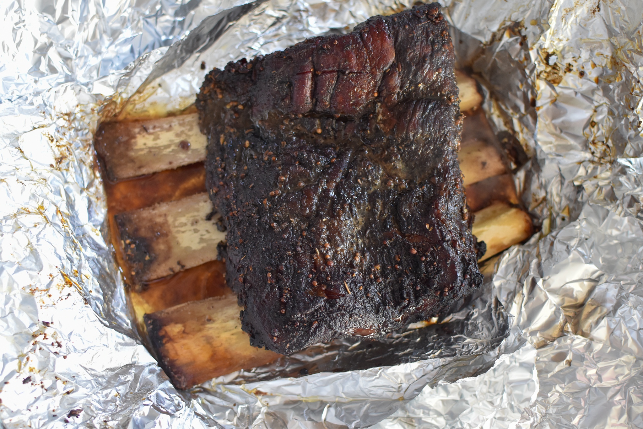 Runderribben of short ribs met koolsla en barbecuesaus – Kris Kookt