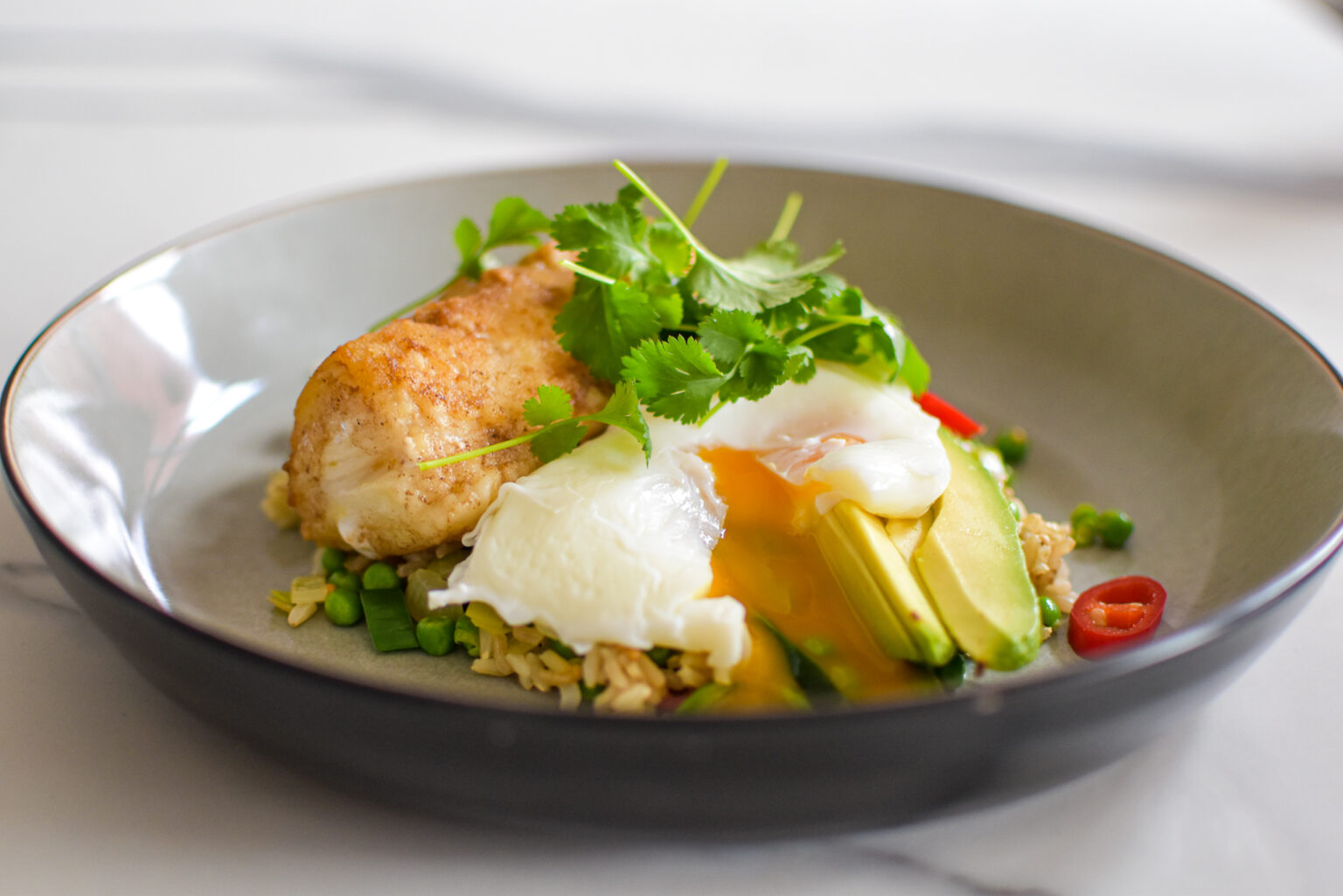 Gebakken vis met rijst en een gepocheerd ei – Kris Kookt