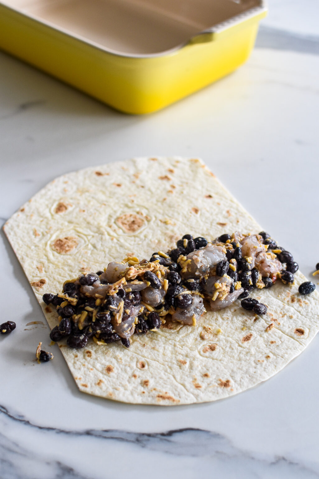 Enchilada met scampi, zwarte bonen en groene paprika – Kris Kookt