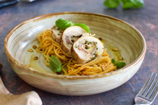 Rollade van kippendijen met pasta pesto – Kris Kookt