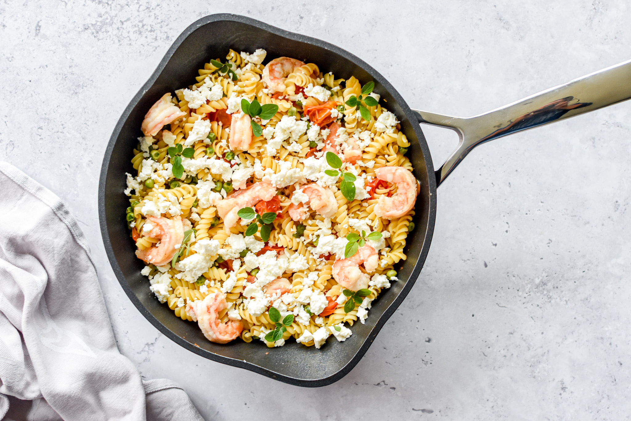 Snelle pasta met scampi, doperwten en feta – Kris Kookt