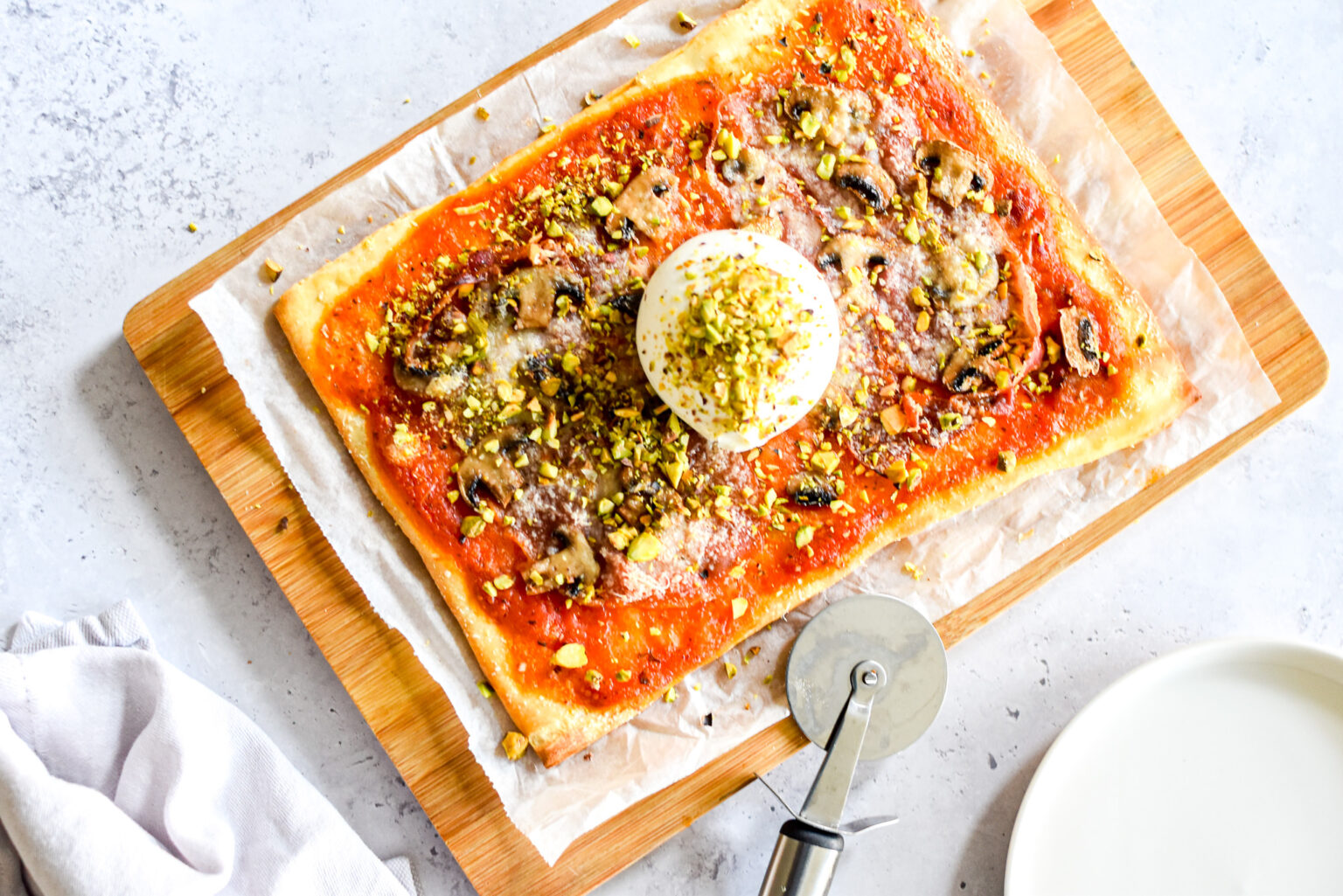 Pizza met prosciutto, pistache en burrata – Kris Kookt