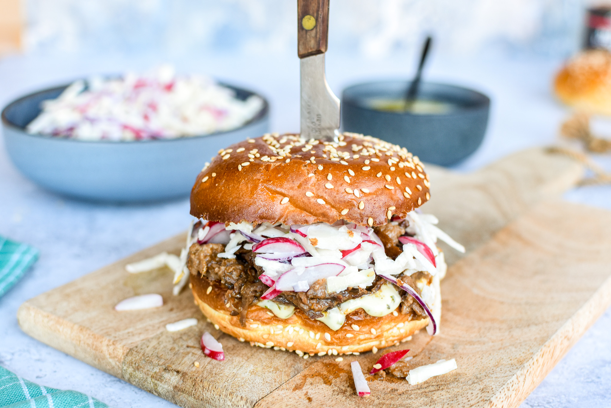 Brioche met Pulled beef, koolsla en chimichurri – Kris Kookt