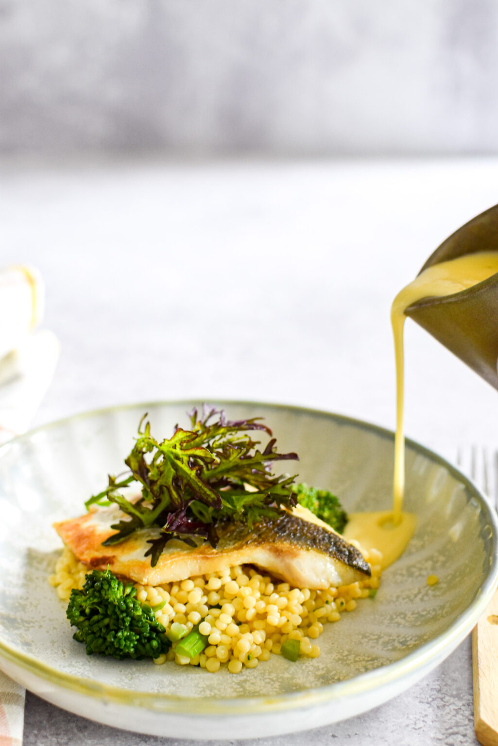 Zeebaars met parelcouscous, broccolini en beurre blanc – Kris Kookt