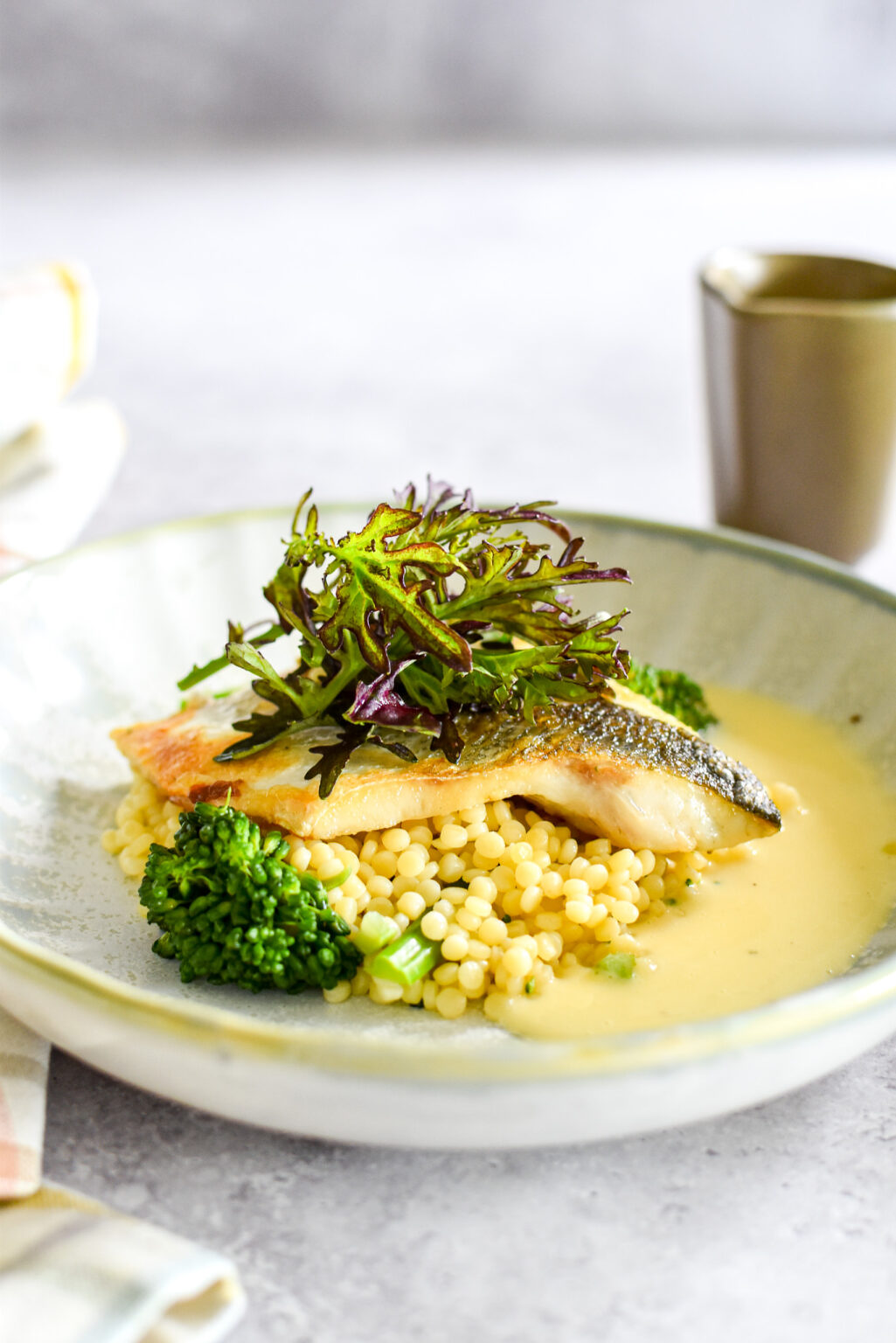 Zeebaars met parelcouscous, broccolini en beurre blanc – Kris Kookt