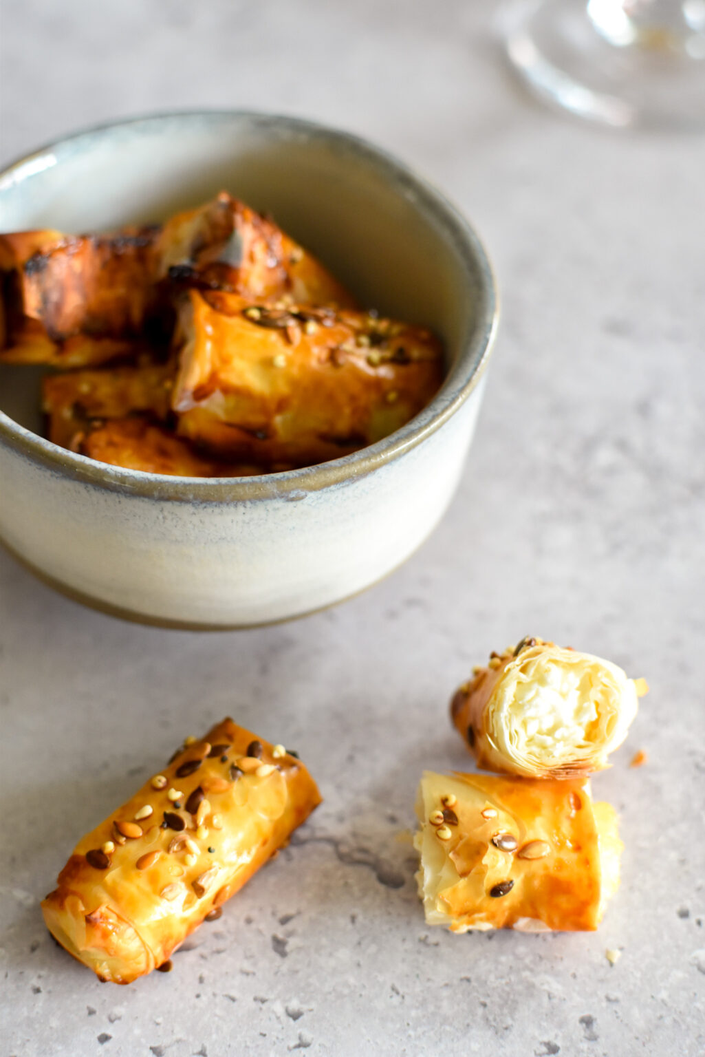 Krokantjes van filodeeg met feta en honing – Kris Kookt