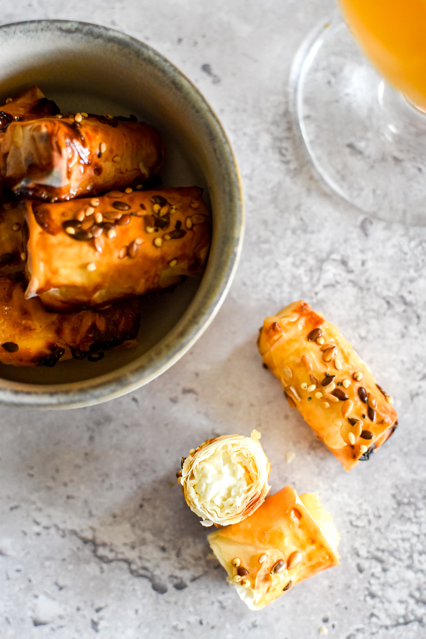 Krokantjes van filodeeg met feta en honing – Kris Kookt