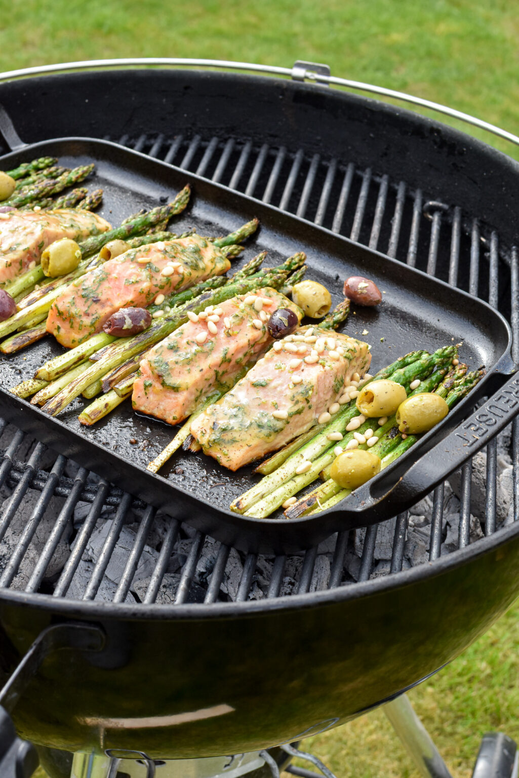 Mediterrane zalm met asperges op de barbecue – Kris Kookt